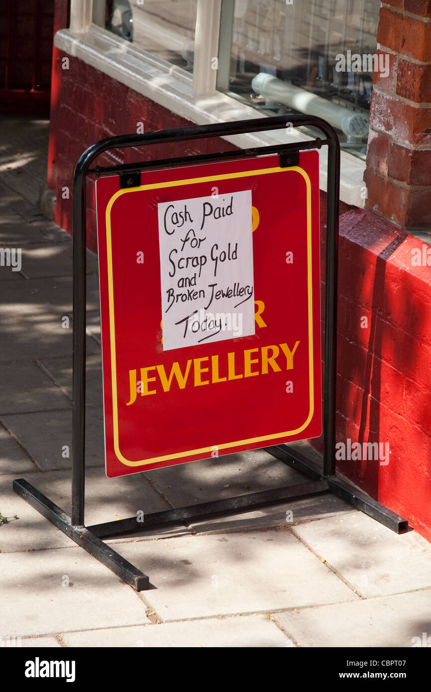 Cash for scrap gold and broken Jewellery sign Stock Photo - Alamy