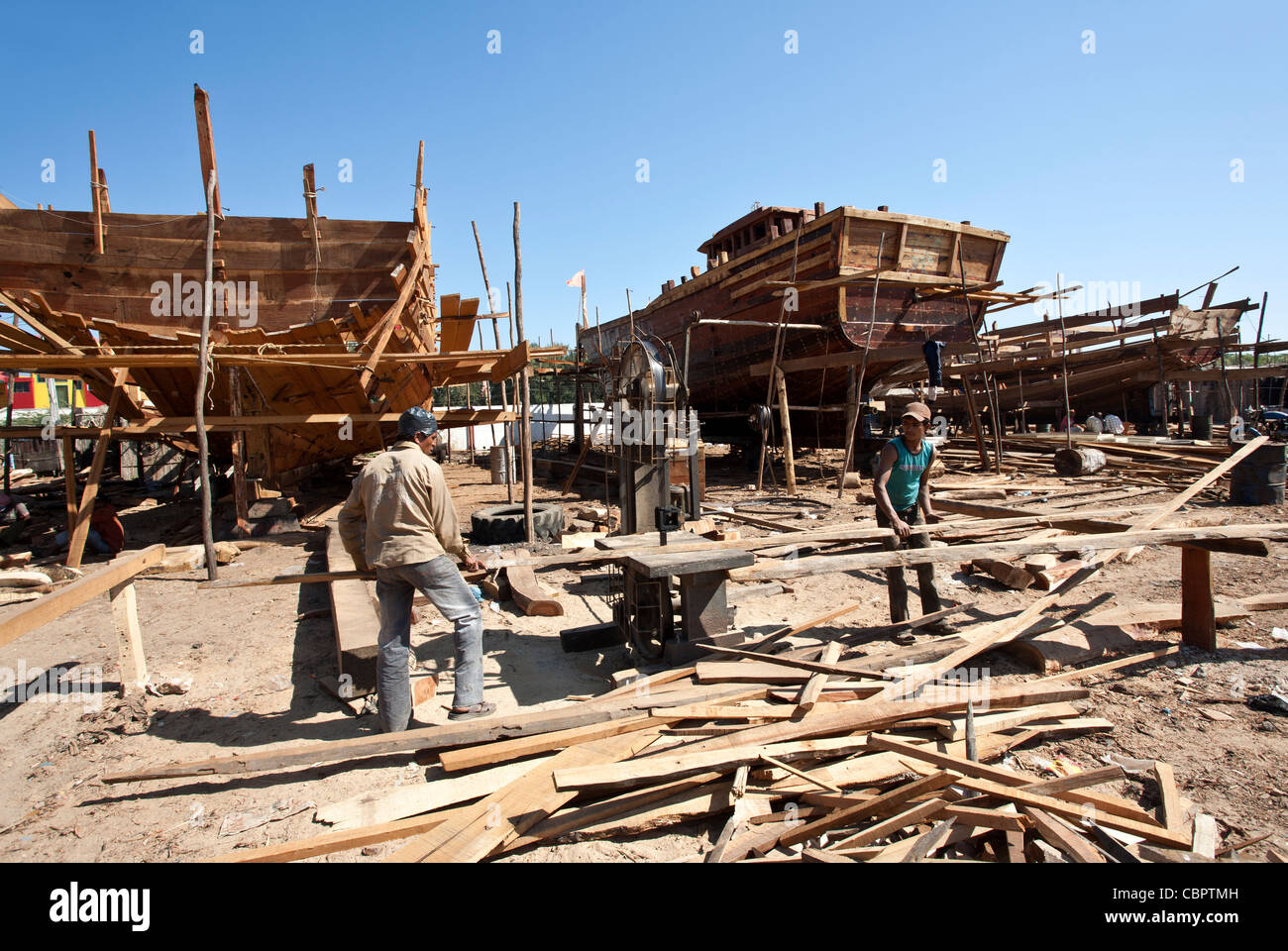 Carpenters working at the shipyard. Vanakbara. Diu. Union Territories ...