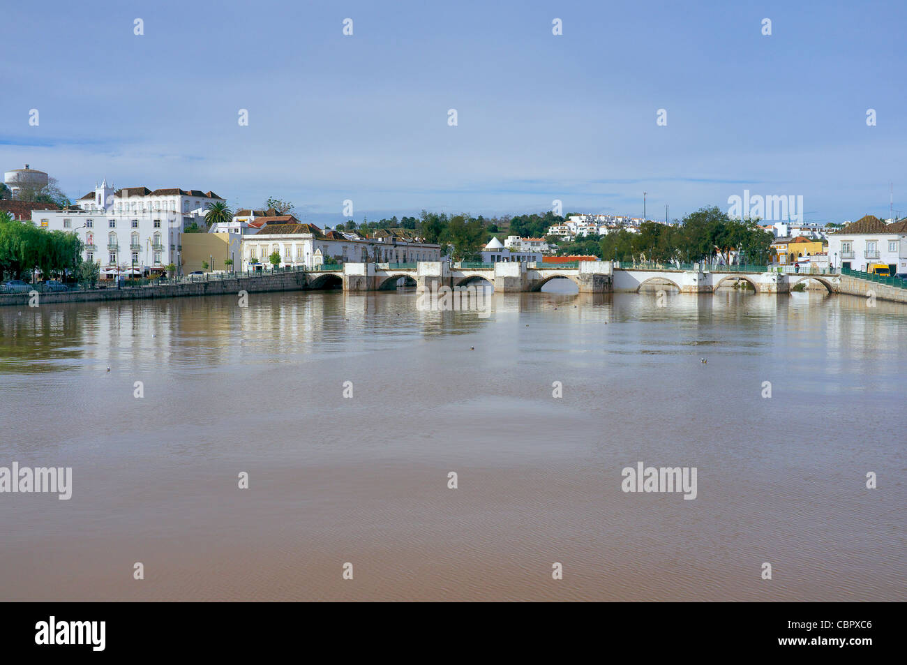 Looking up the Rio Gilão River at the Roman bridge Tavira, Algarve ...