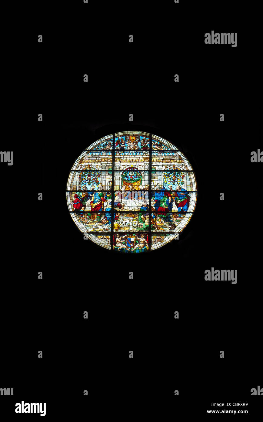 The round stained glass window in the front of the main Duomo del Siena ...