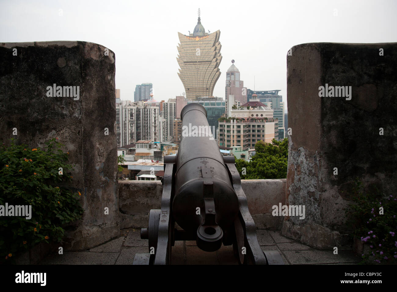 Cannon pointing through turret hi-res stock photography and images - Alamy