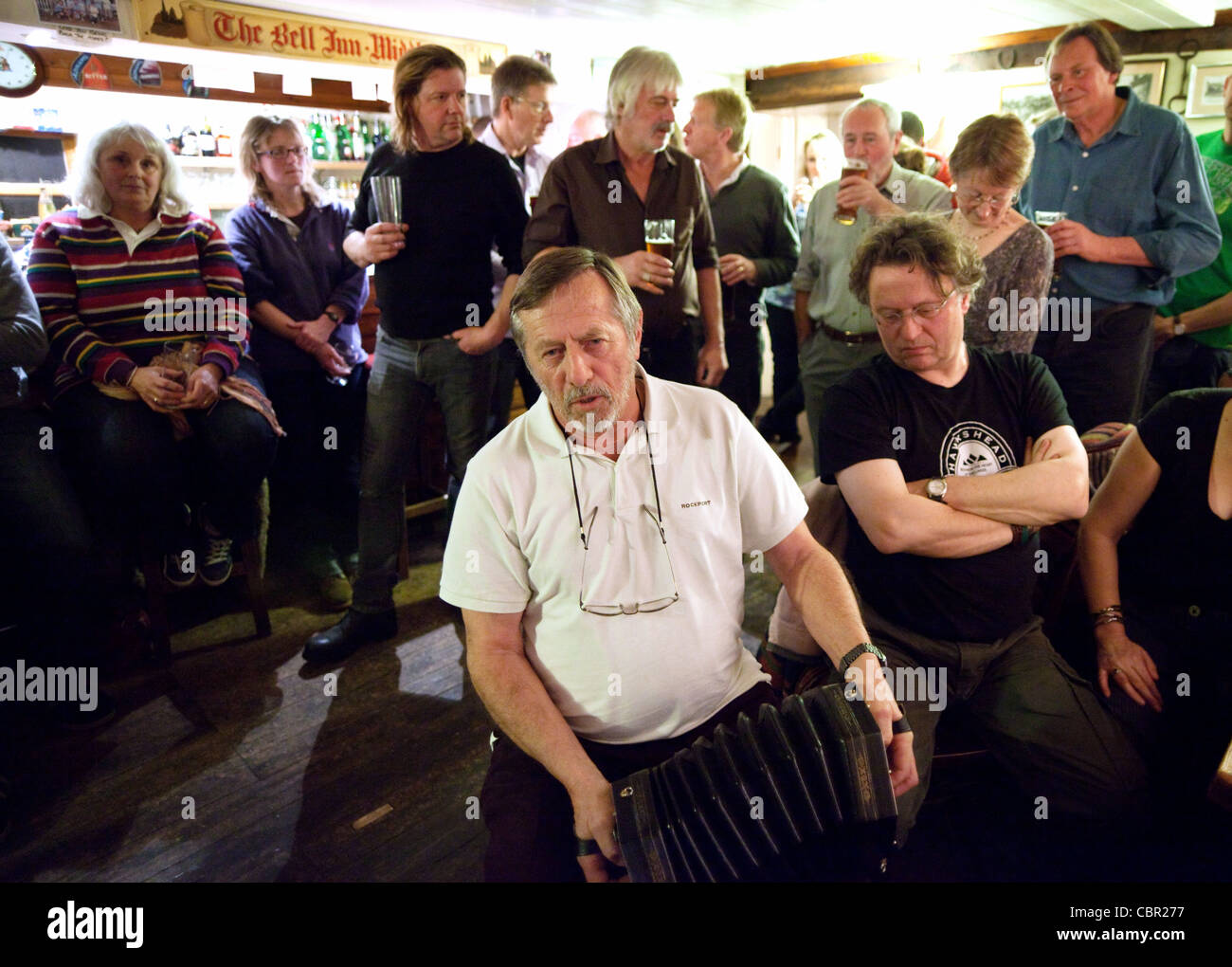 Singing pub hi-res stock photography and images - Alamy