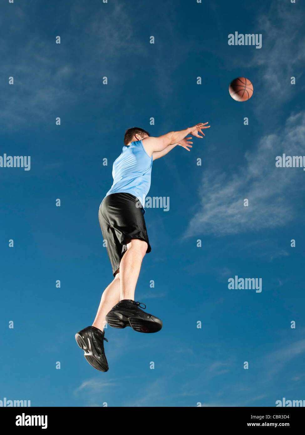 Basketball shooting side view hi-res stock photography and images - Alamy