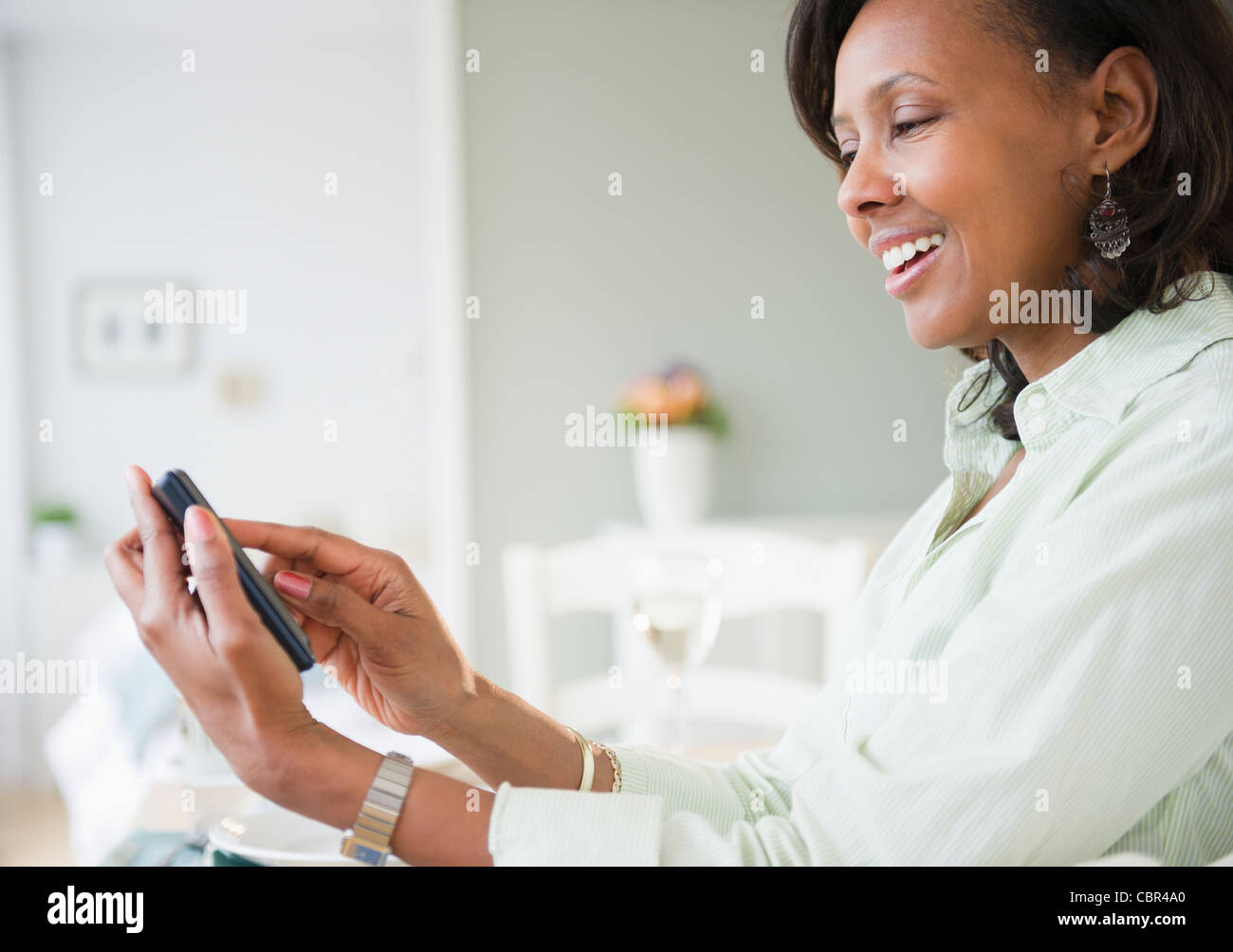 Black woman text messaging on cell phone Stock Photo - Alamy