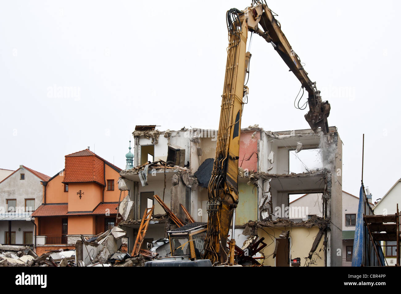 Demolition of flats using hydraulic shears Stock Photo - Alamy
