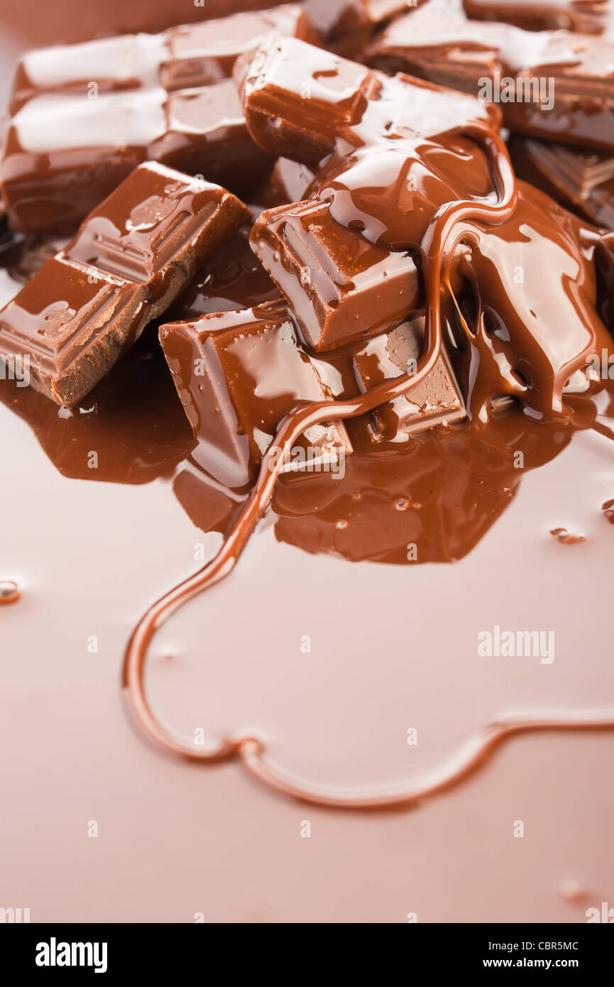 Chocolate background. Broken bars and flowing liquid chocolate Stock ...