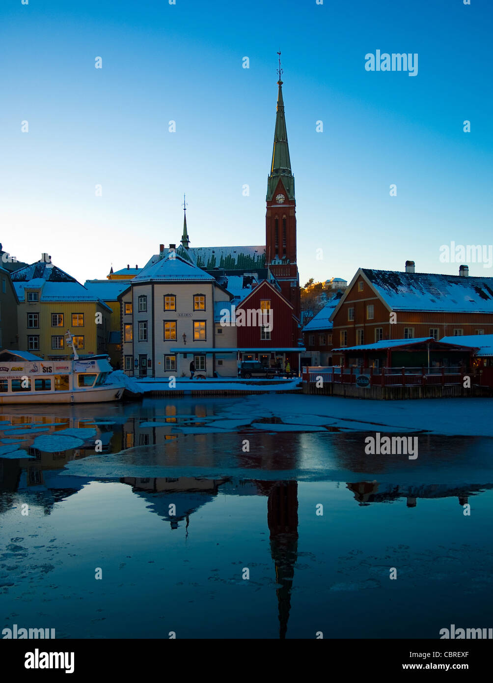 Dusk falls over city hi-res stock photography and images - Alamy