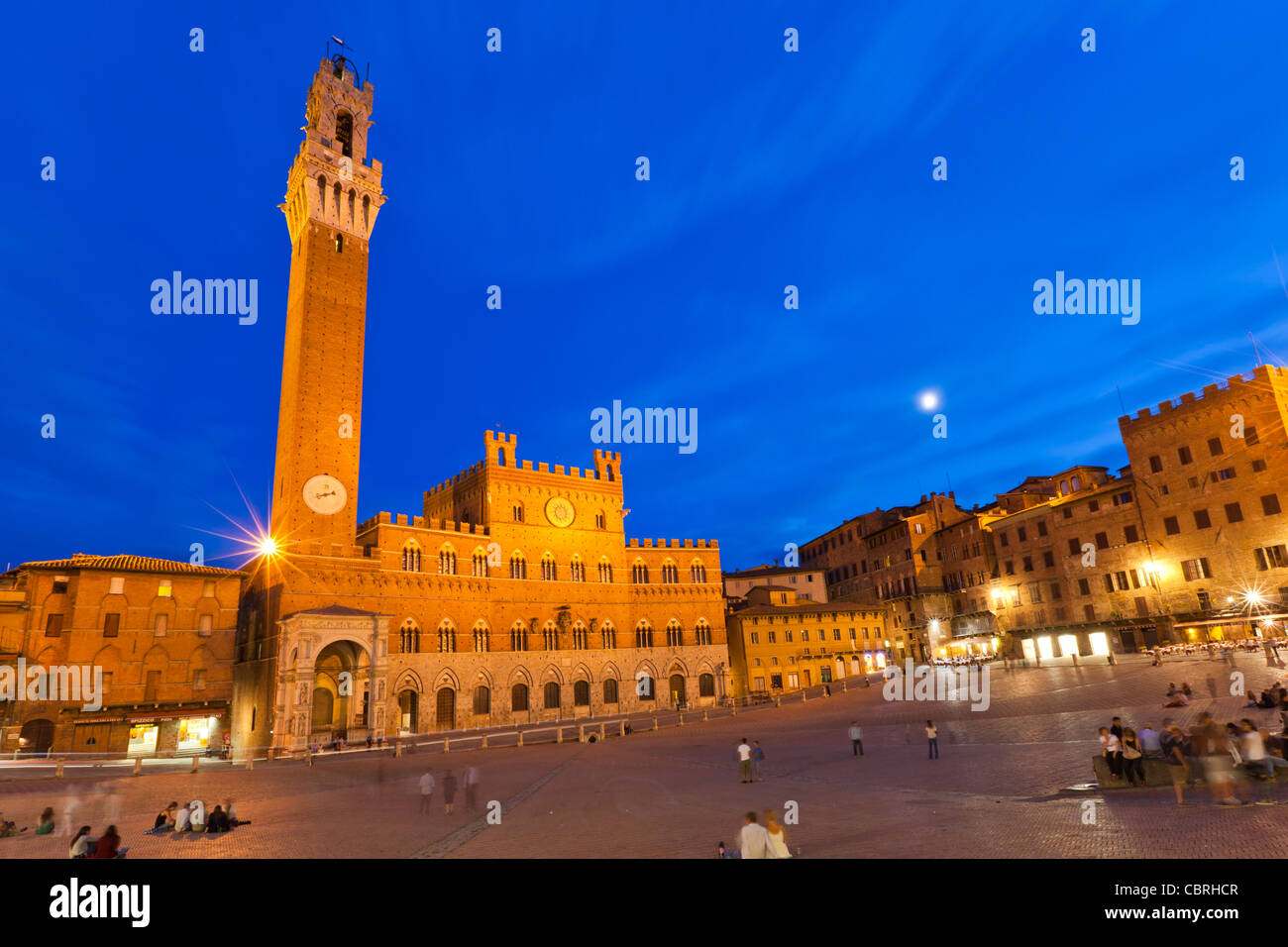 Night piazza hi-res stock photography and images - Alamy