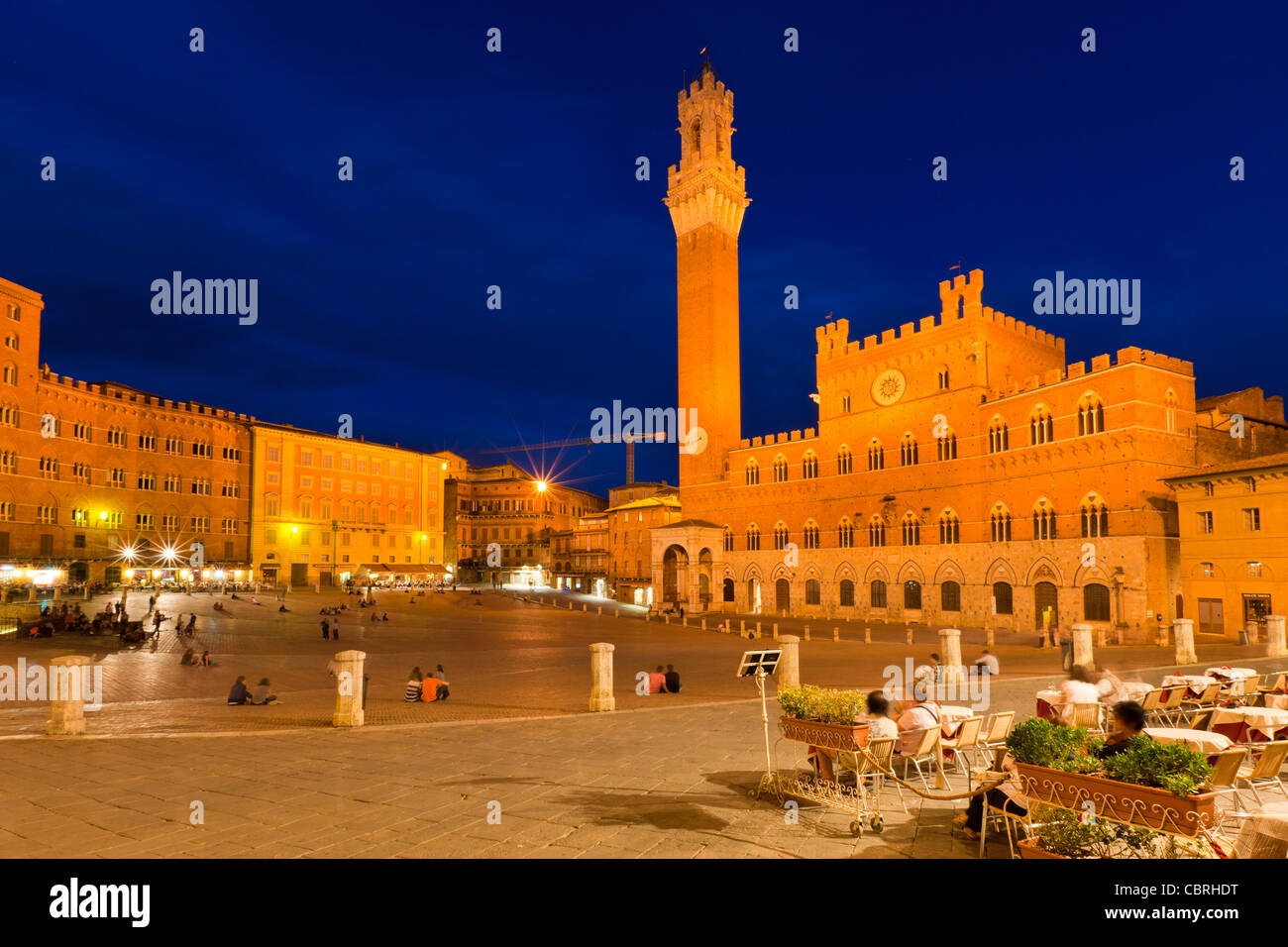 Siena piazza del campo italy night hi-res stock photography and images ...