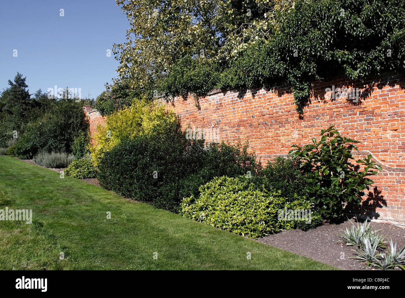 Old english garden wall hi-res stock photography and images - Alamy
