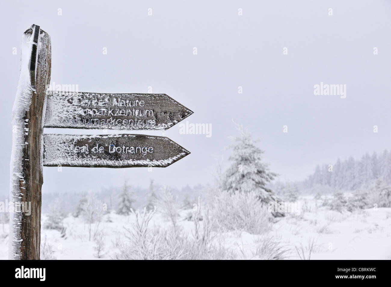 Signpost in snow hi-res stock photography and images - Alamy