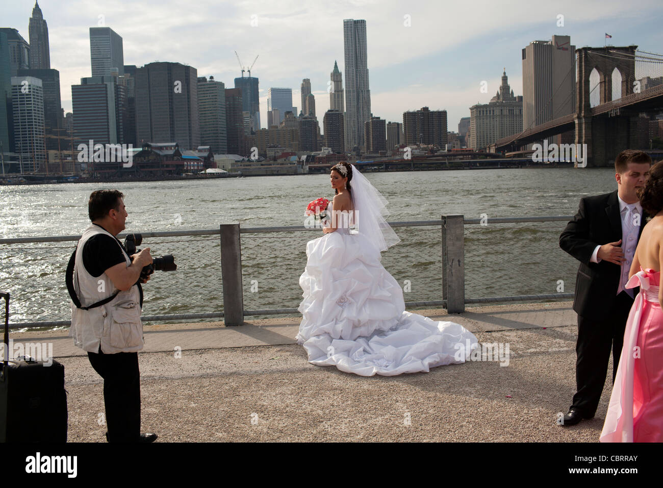 Brooklyn bride and manhattan skyline hi-res stock photography and ...