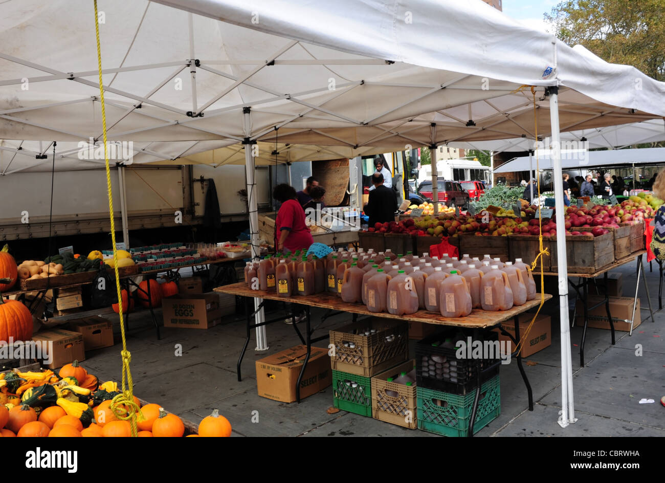 Green and white market stall canopy hi-res stock photography and images ...
