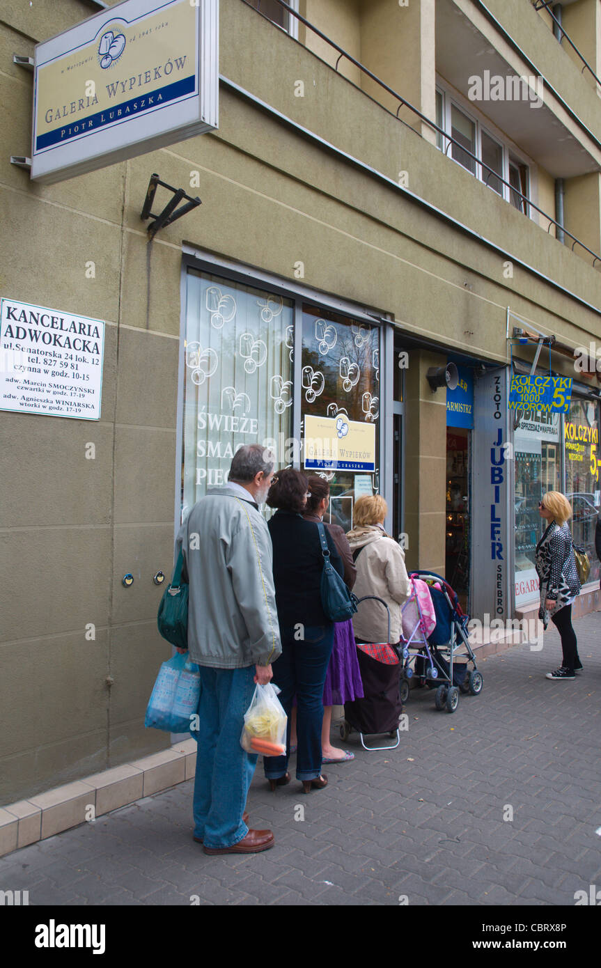 Human queue hi-res stock photography and images - Alamy