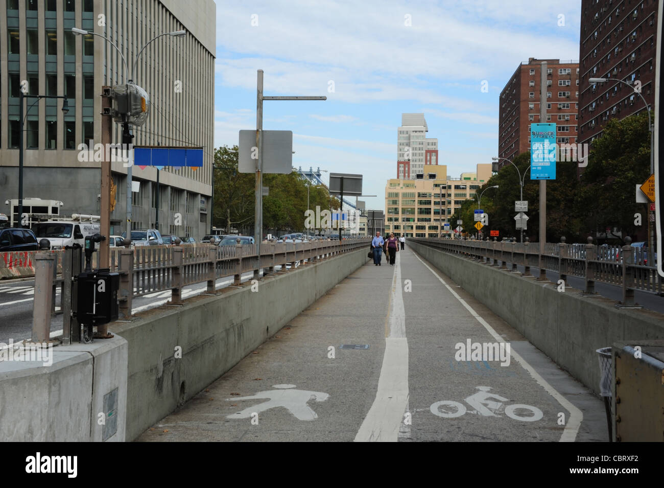 Autumn view people walking Brooklyn Bridge Promenade pathway cycleway ...