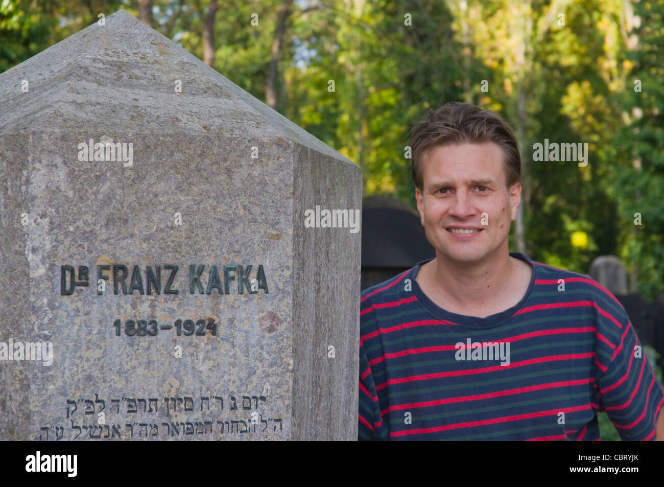 Tourist at grave of Franz Kafka in Novy zidovsky hrbitov the New Jewish ...