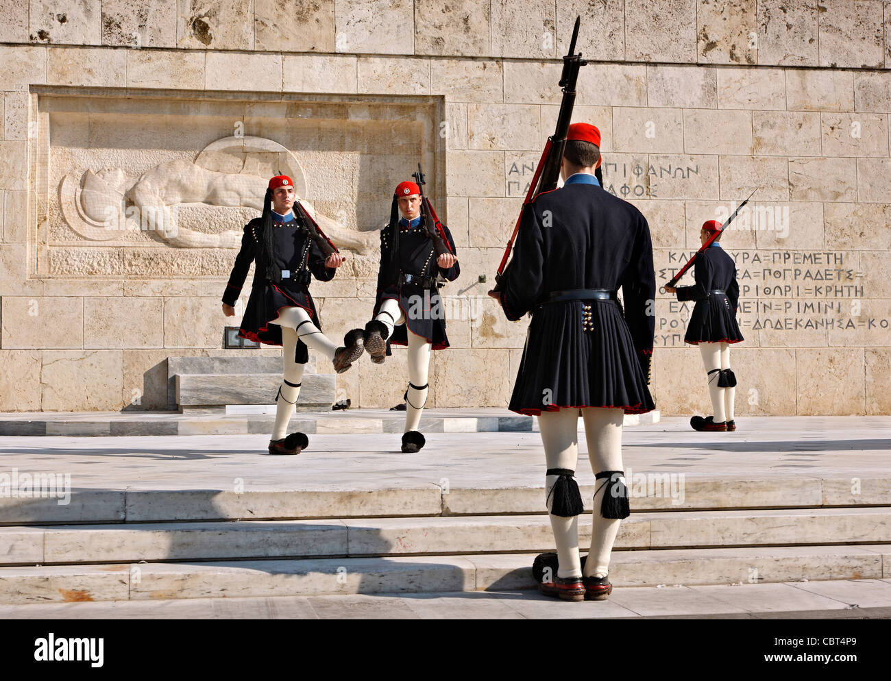 Evzones changing guard hi-res stock photography and images - Alamy