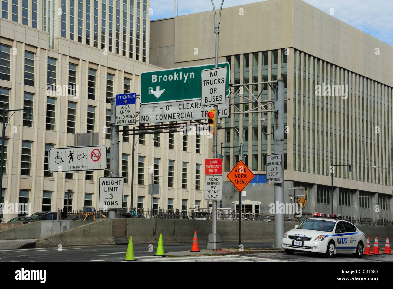 View of entry to Brooklyn Bridge Promenade pathway cycleway access to ...