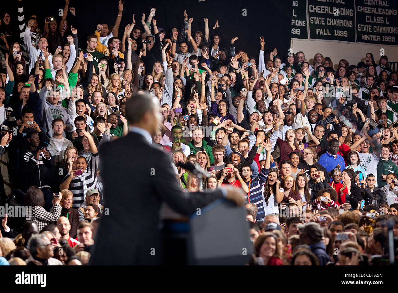 Members of the audience cheer as President Barack Obama delivers ...