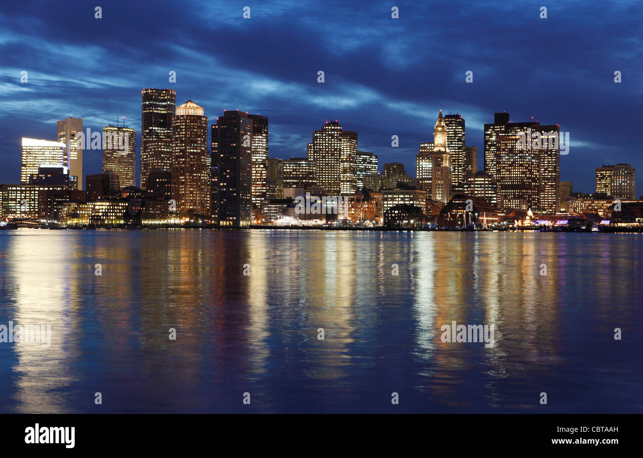 City lights at dusk hi-res stock photography and images - Alamy