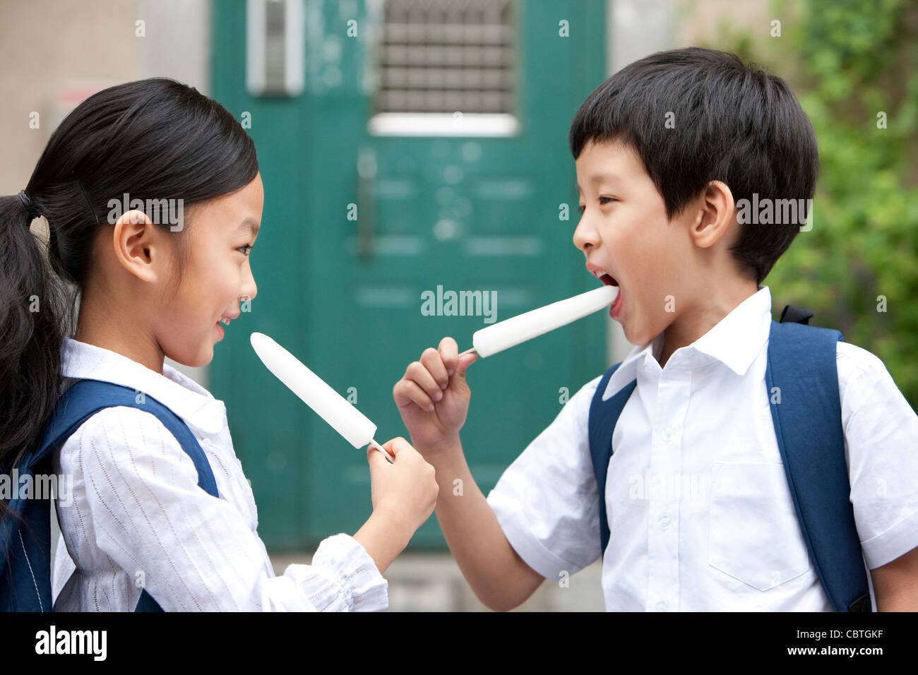 Girls eating popsicles hi-res stock photography and images - Alamy