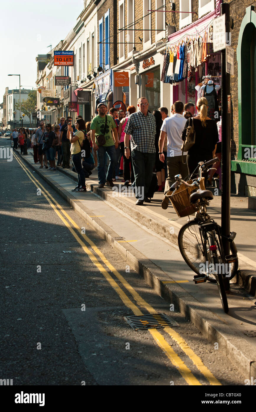 Crowd pavement hi-res stock photography and images - Alamy