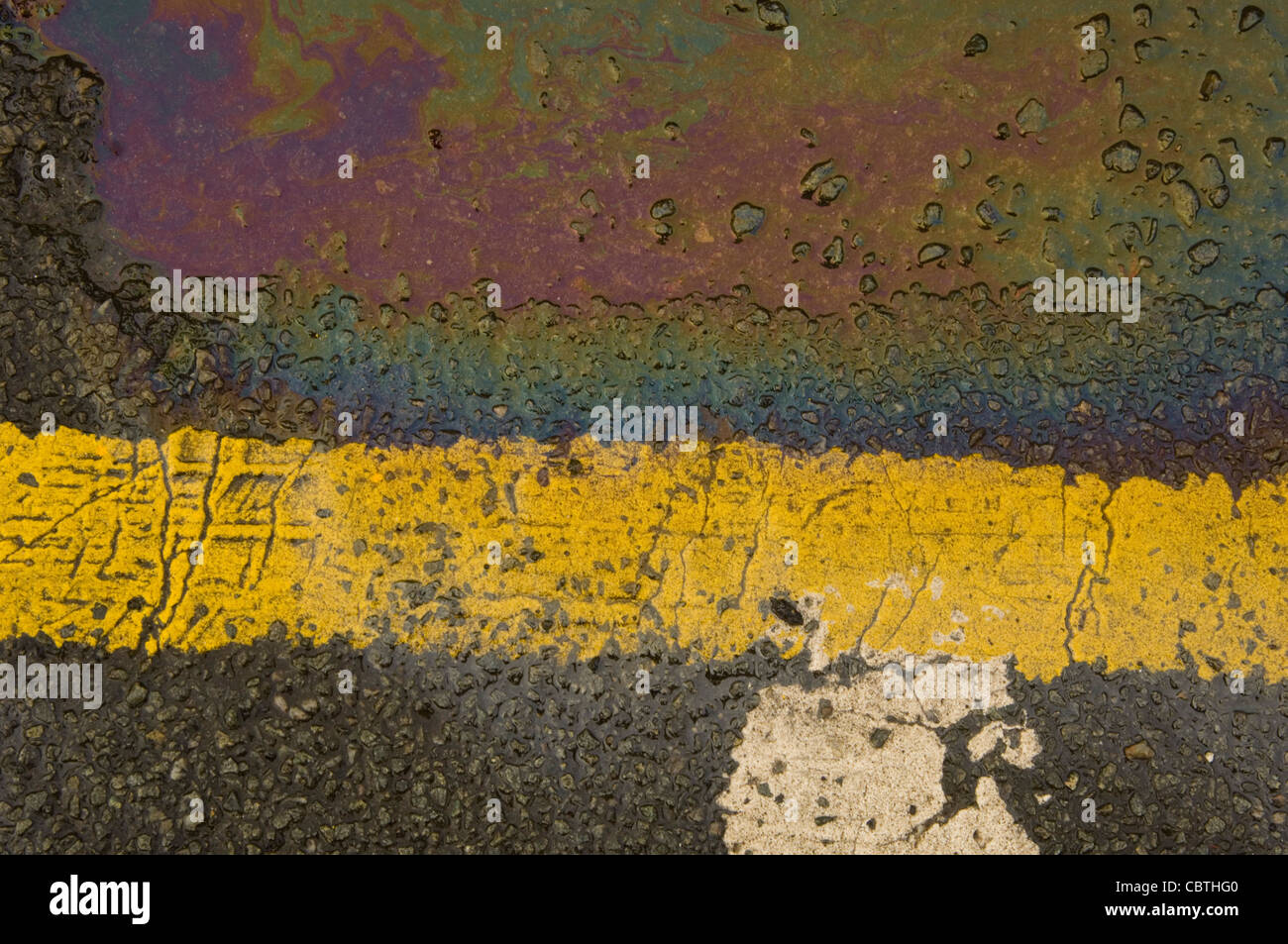 Yellow road markings hi-res stock photography and images - Alamy