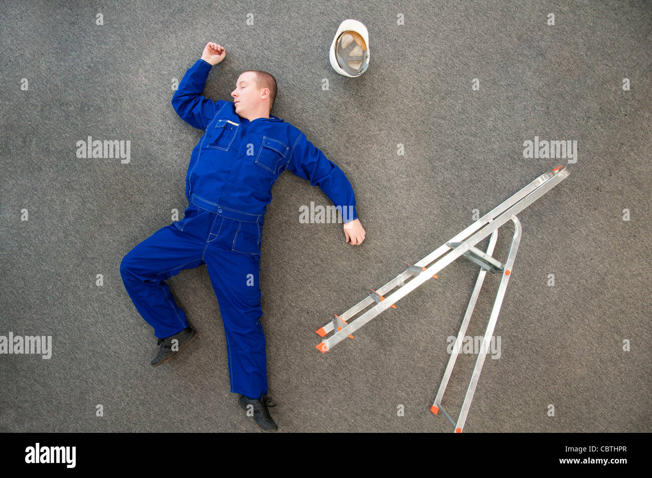 Fall from high roof top hi-res stock photography and images - Alamy