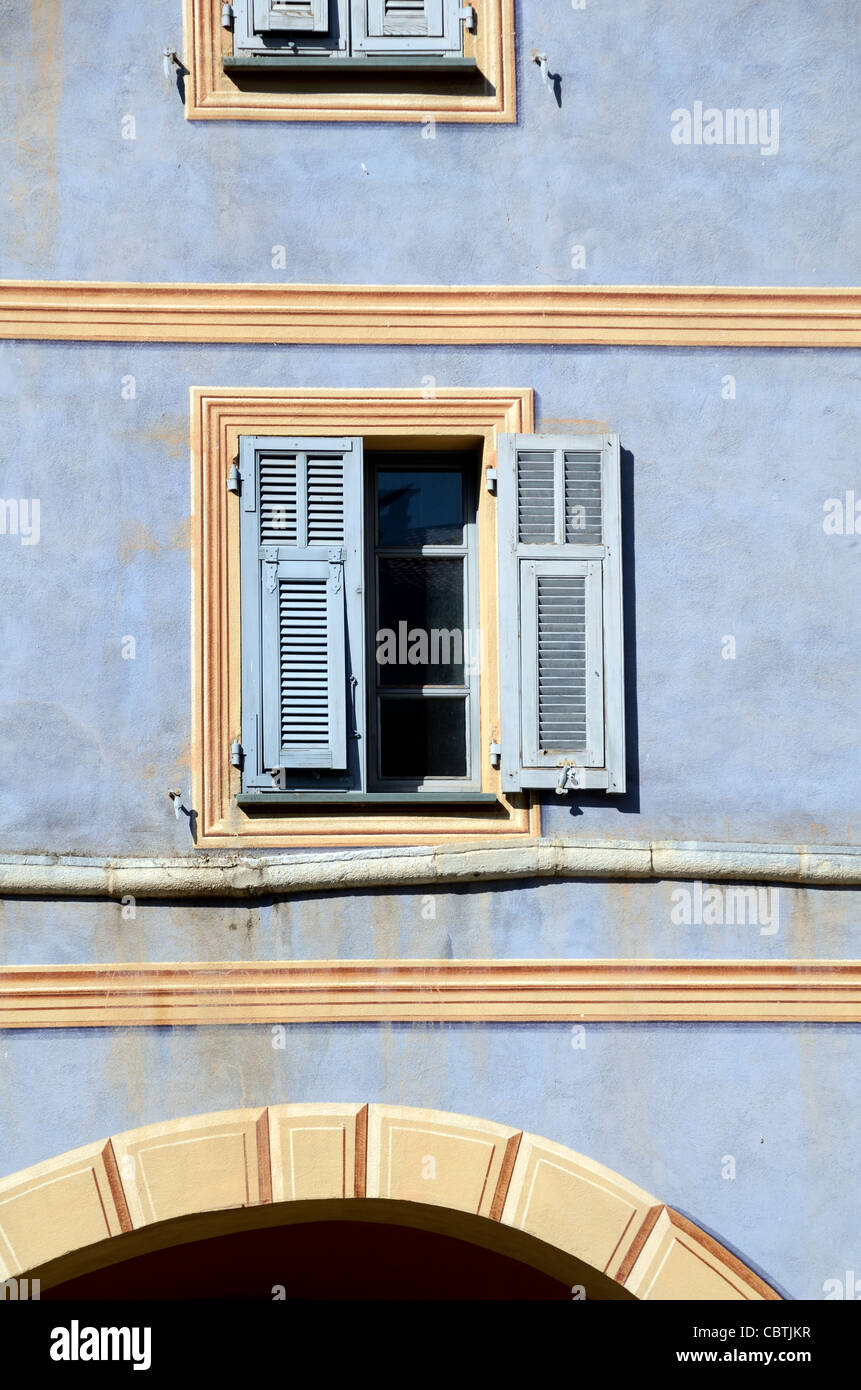 Blue shutters house hi-res stock photography and images - Alamy
