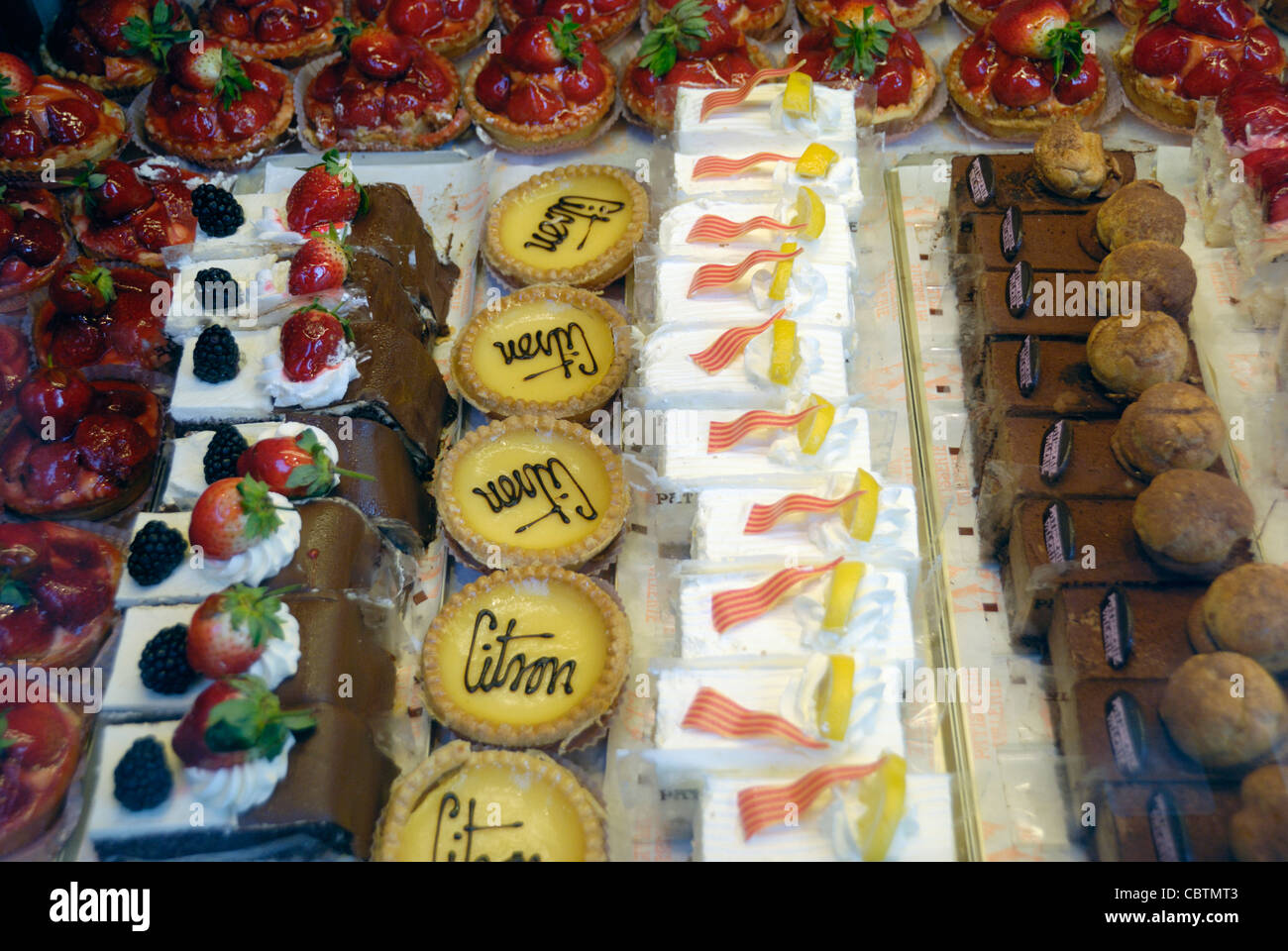 Cake cakes display hi-res stock photography and images - Alamy