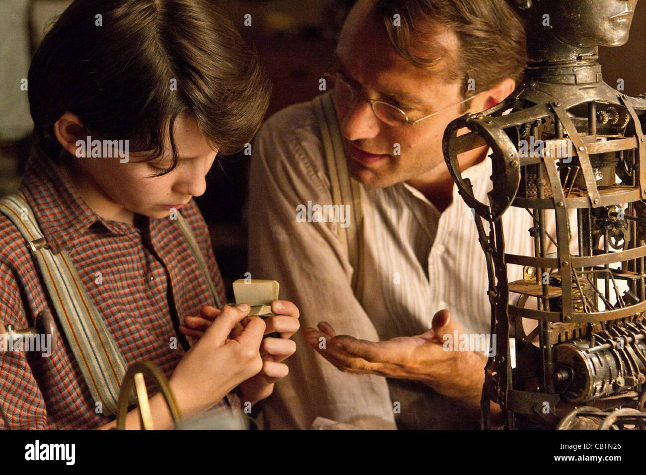 HUGO (2011) ASA BUTTERFIELD JUDE LAW MARTIN SCORSESE (DIR) 004 ...