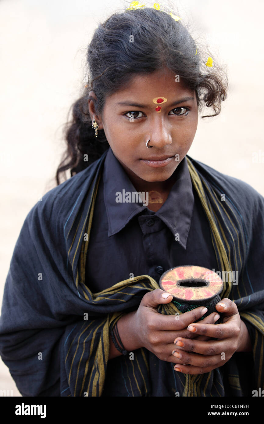 Helping the poor india hi-res stock photography and images - Alamy