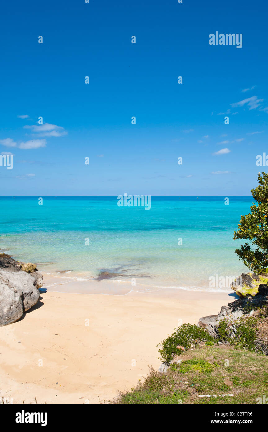 Beach secluded sand bay ocean hi-res stock photography and images - Alamy
