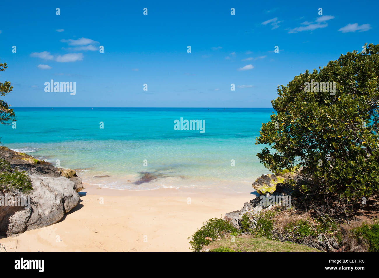 Beach secluded sand bay ocean hi-res stock photography and images - Alamy