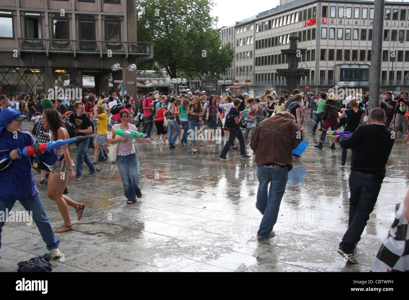 Water fight hi-res stock photography and images - Alamy