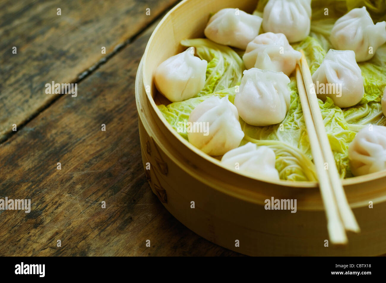 Asian dumpling in steamer with cabbage Stock Photo - Alamy