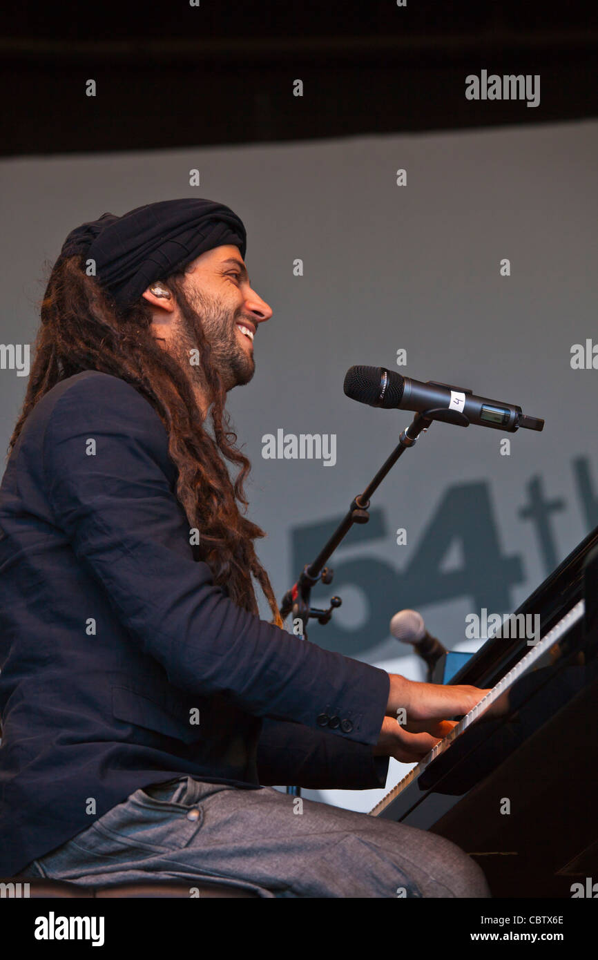 Musical director IDAN RAICHEL from Israel plays piano for INDIA ARIE on ...