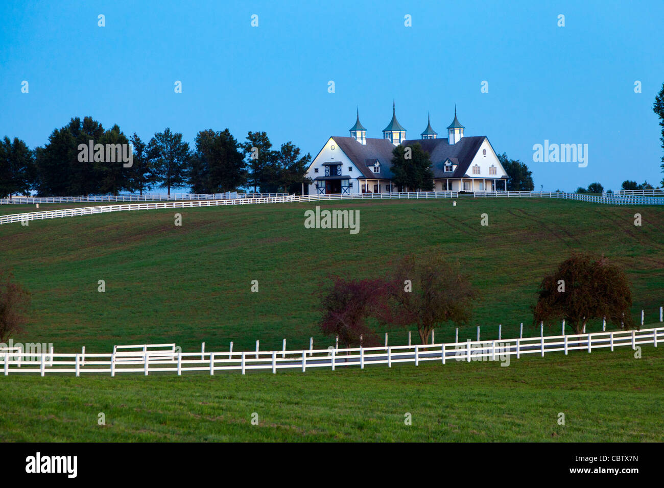 White farm fences hi-res stock photography and images - Alamy