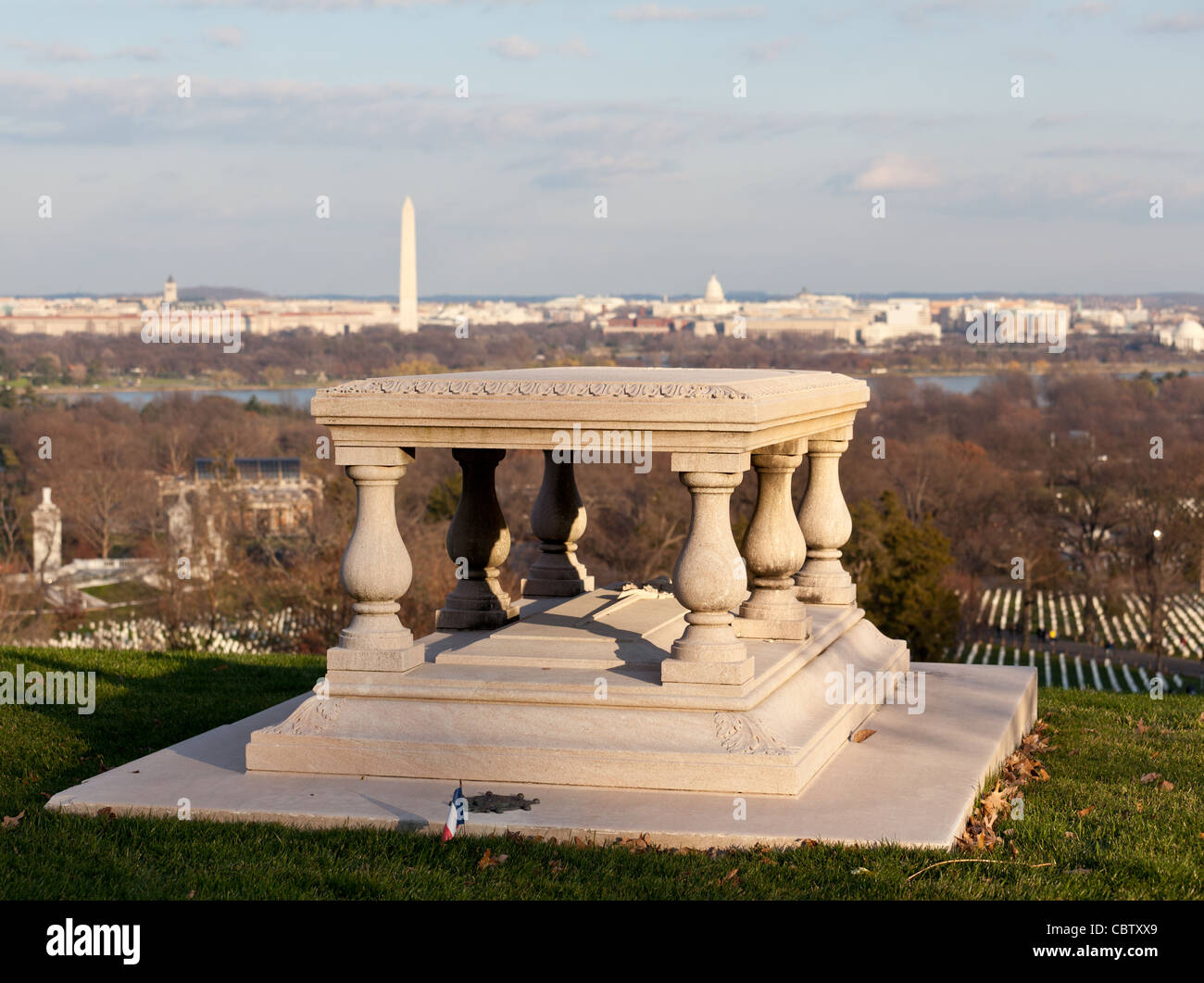 Memorial table outside Arlington House in Cemetery overlooks Washington ...