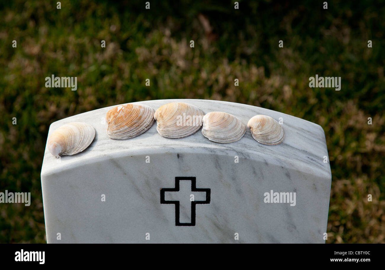 Sea shells on gravestones in Arlington National Cemetery Stock Photo ...