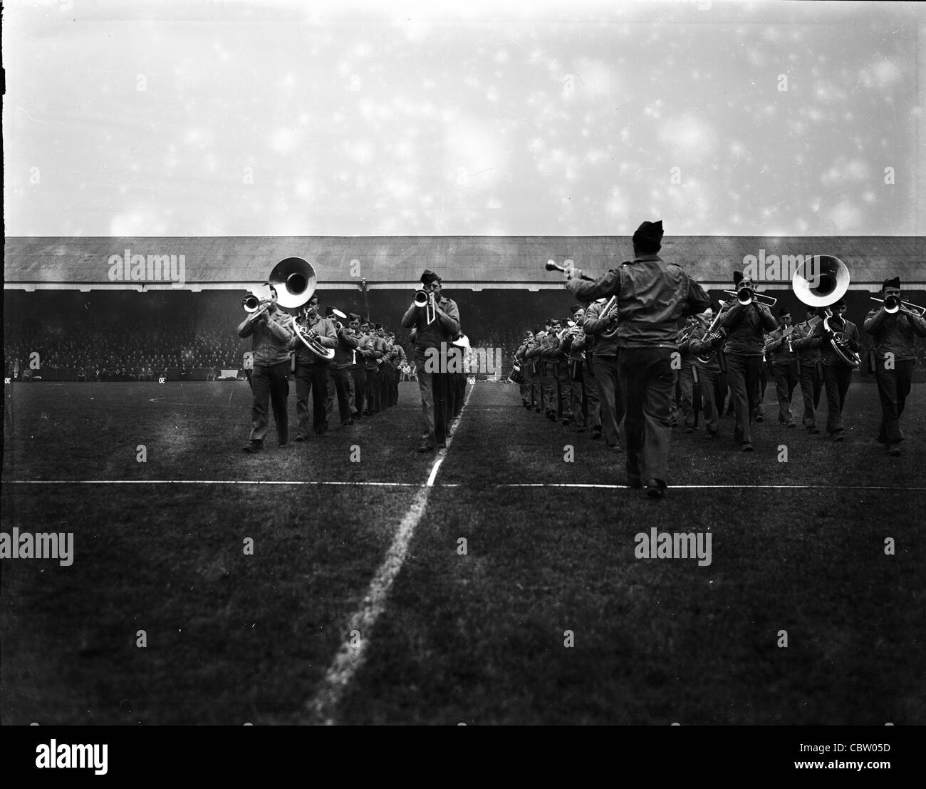 Americans playing football in england hi-res stock photography and ...