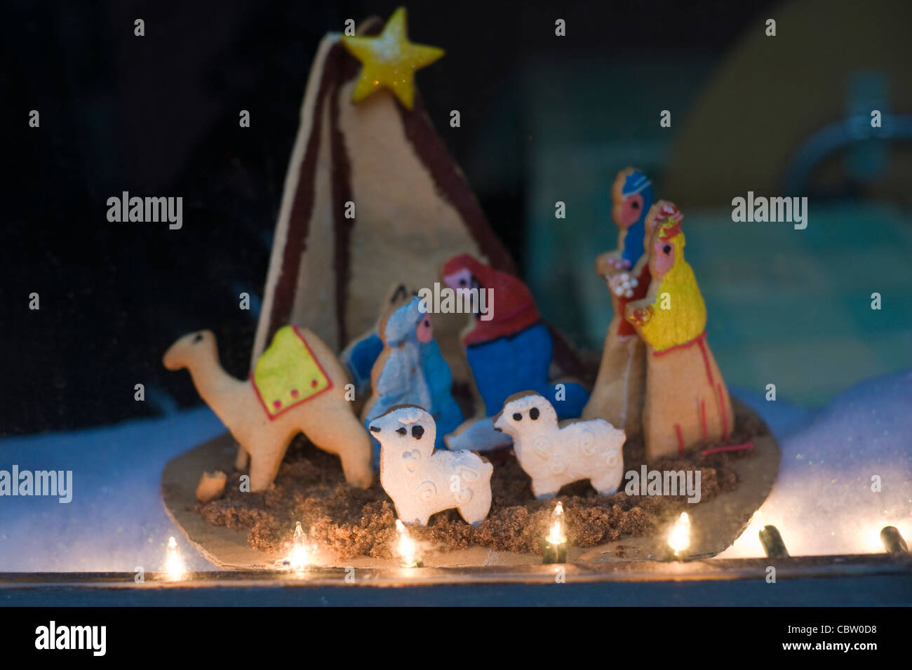 Christmas window display of gingerbread biscuits in cafe Hay-on-Wye ...