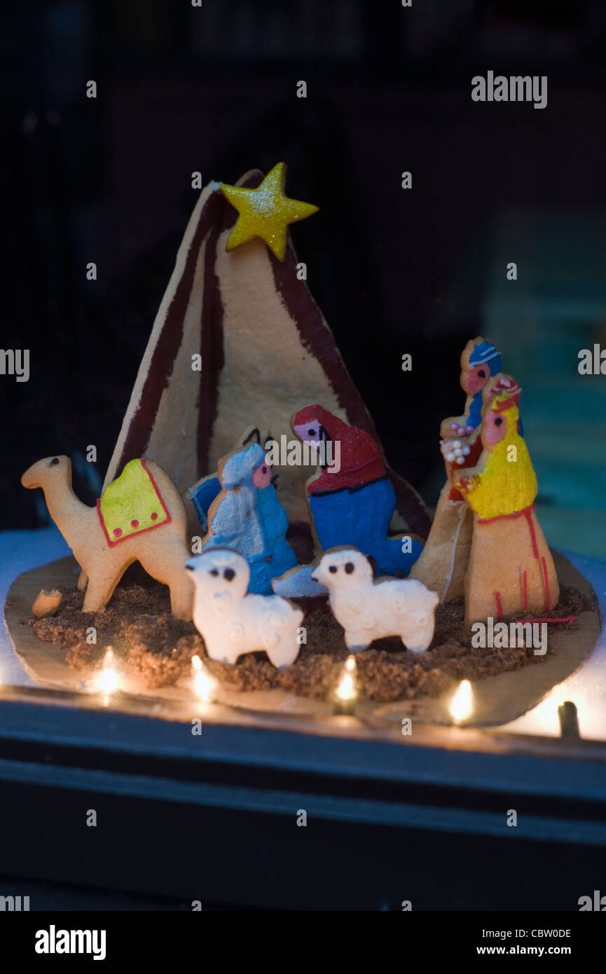 Christmas window display of gingerbread biscuits in cafe Hay-on-Wye ...