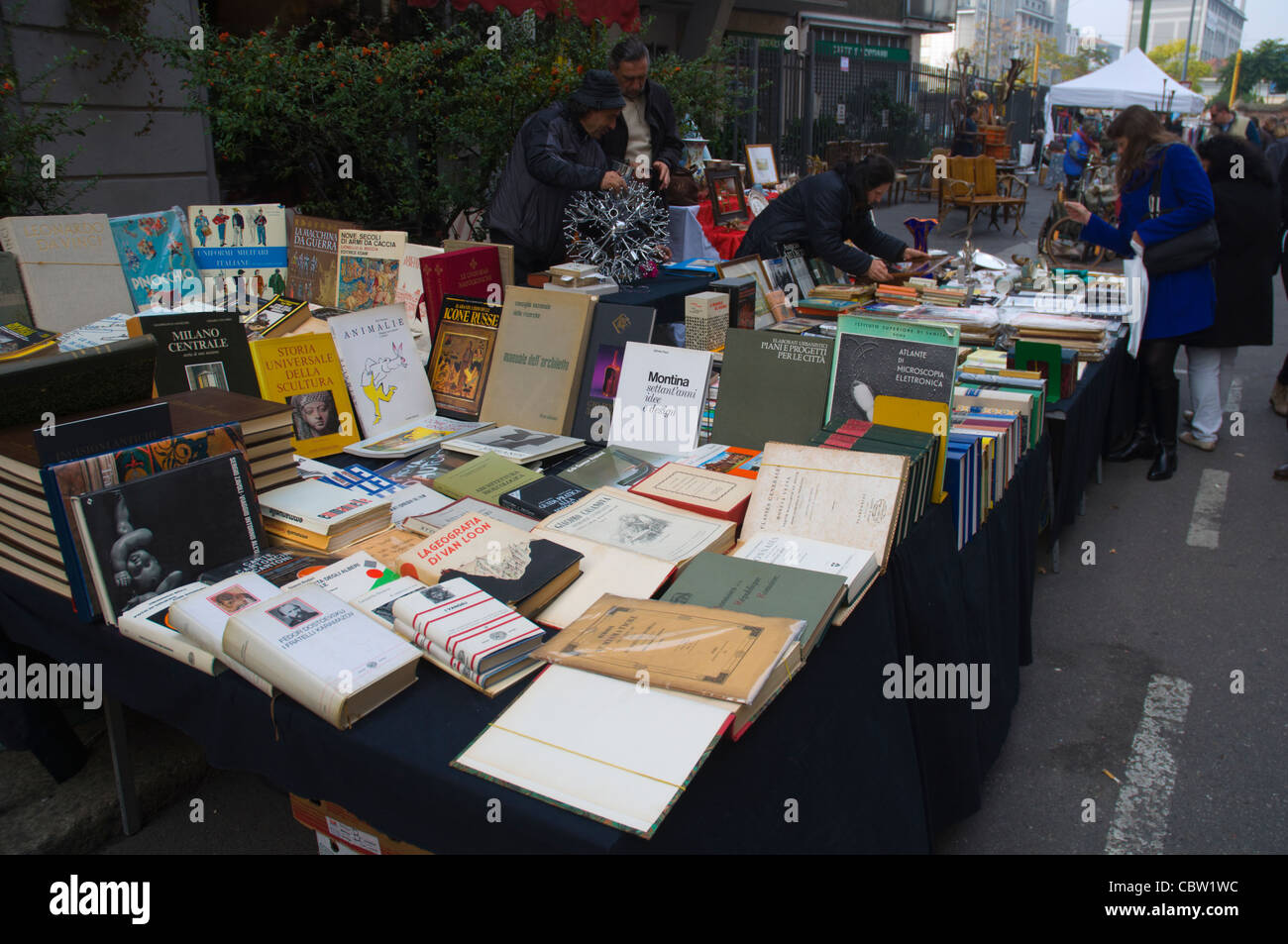 Navigli antiques market milan hi-res stock photography and images - Alamy
