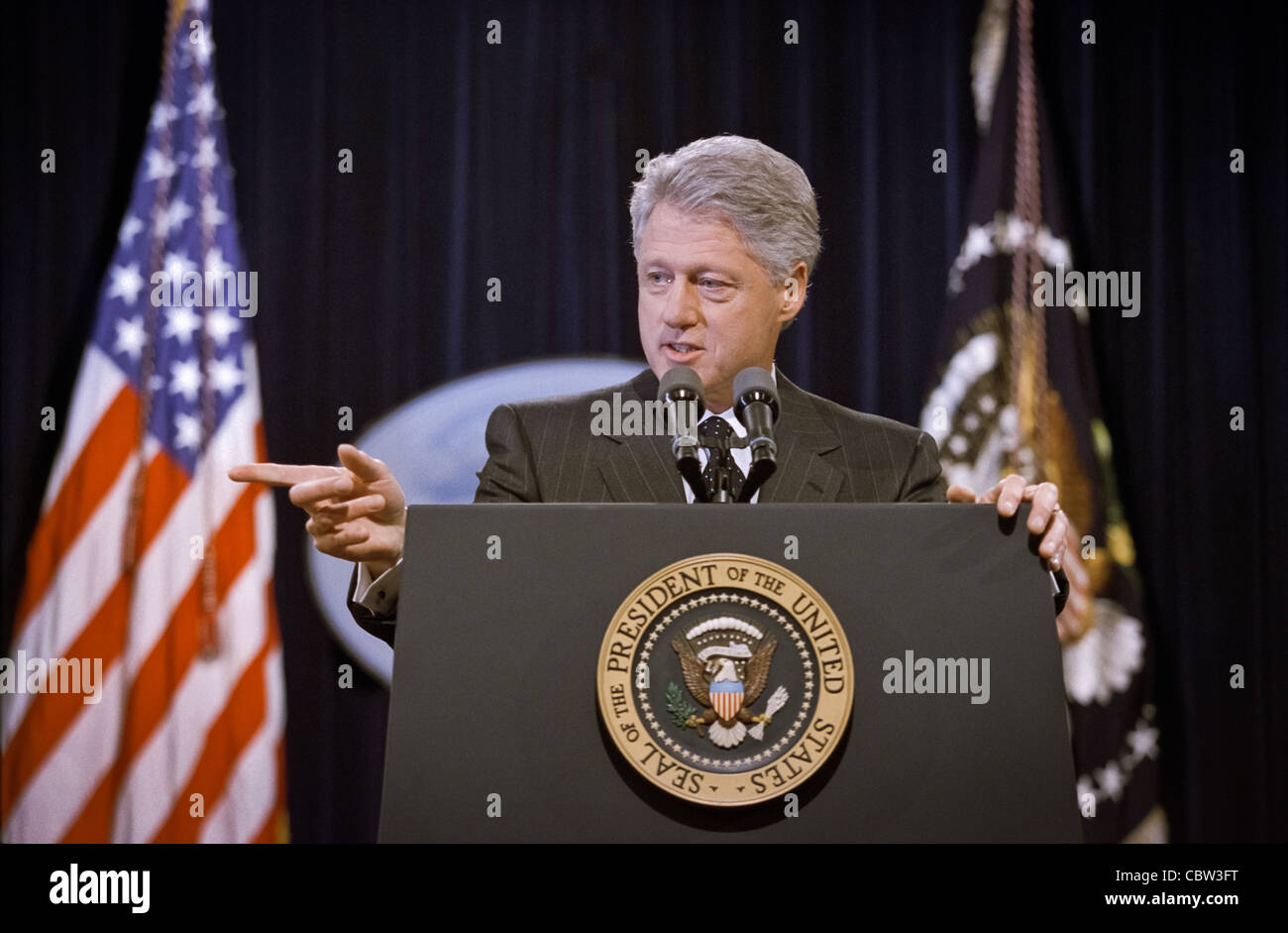 President bill clinton points portrait hi-res stock photography and ...