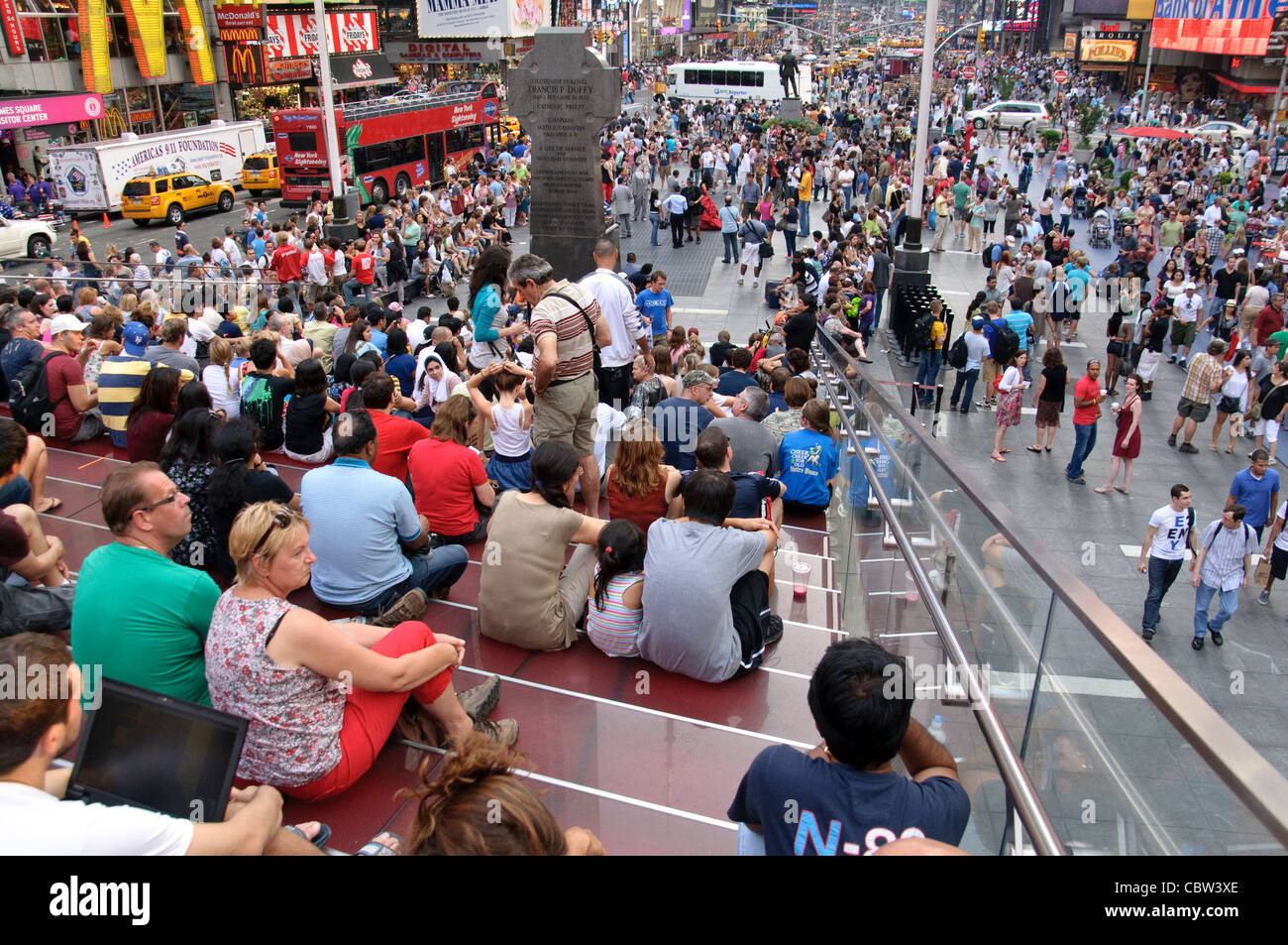 Times square stairs hi-res stock photography and images - Alamy