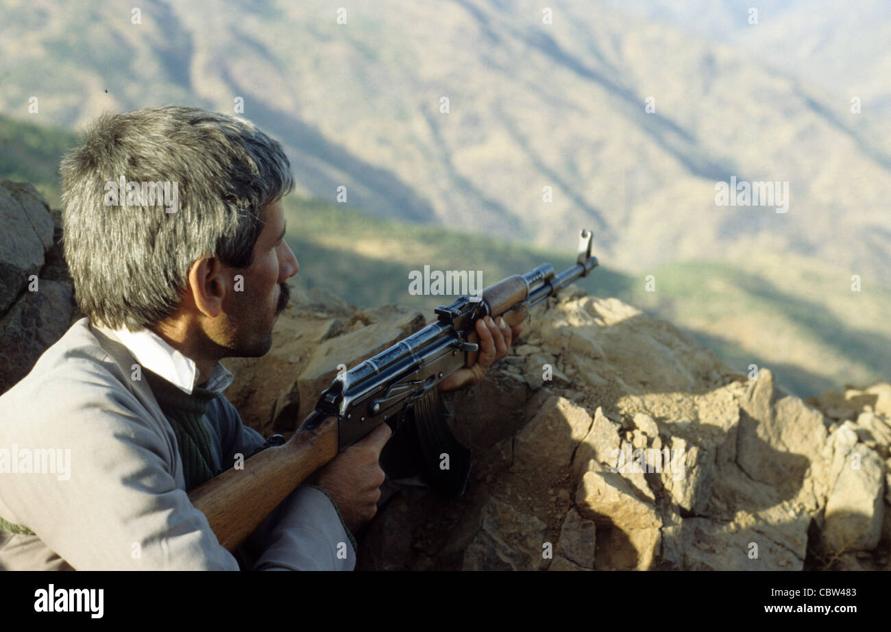 Kurdish fighters, peshmergas from the PUK in combat against Kurdish ...