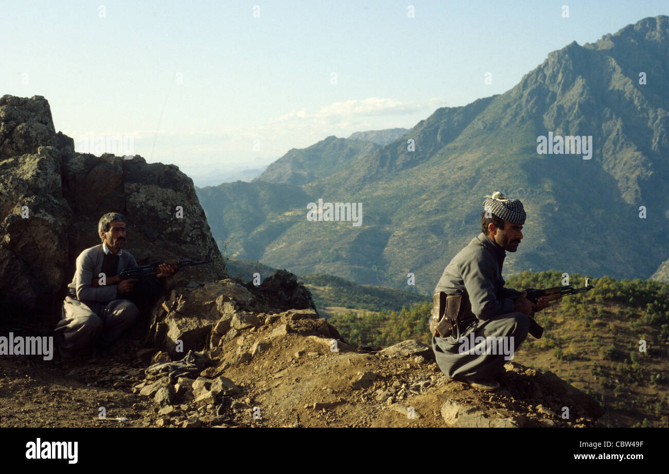Kurdish fighters, peshmergas from the PUK in combat against Kurdish ...
