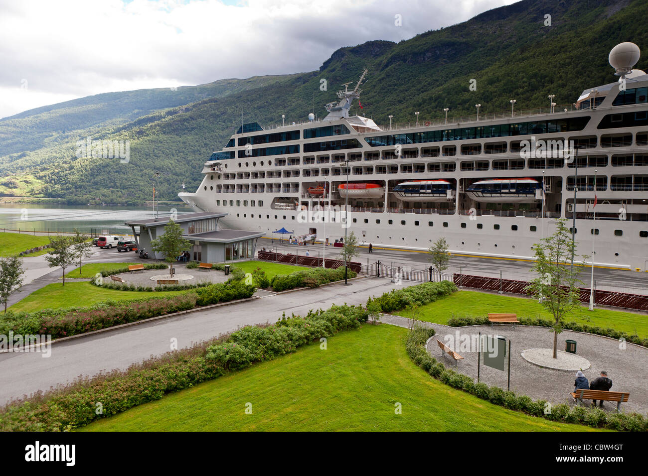 Cruise Ship docking by Flamsbrygga Hotel, Flam, Aurlandsfjord, Norway ...