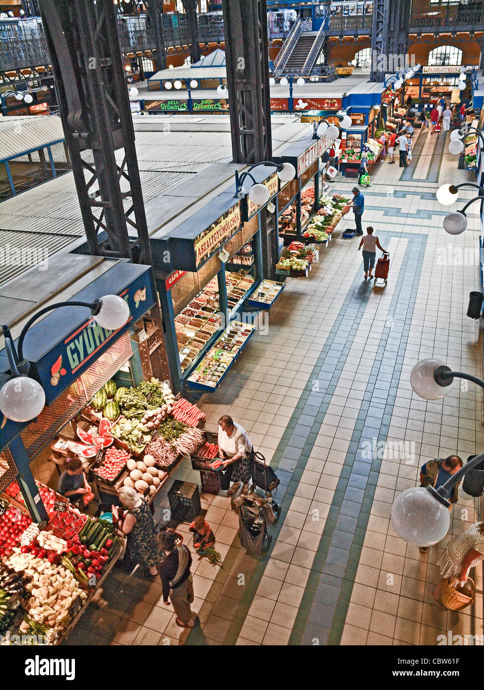 Shopping shops budapest hungary hi-res stock photography and images - Alamy